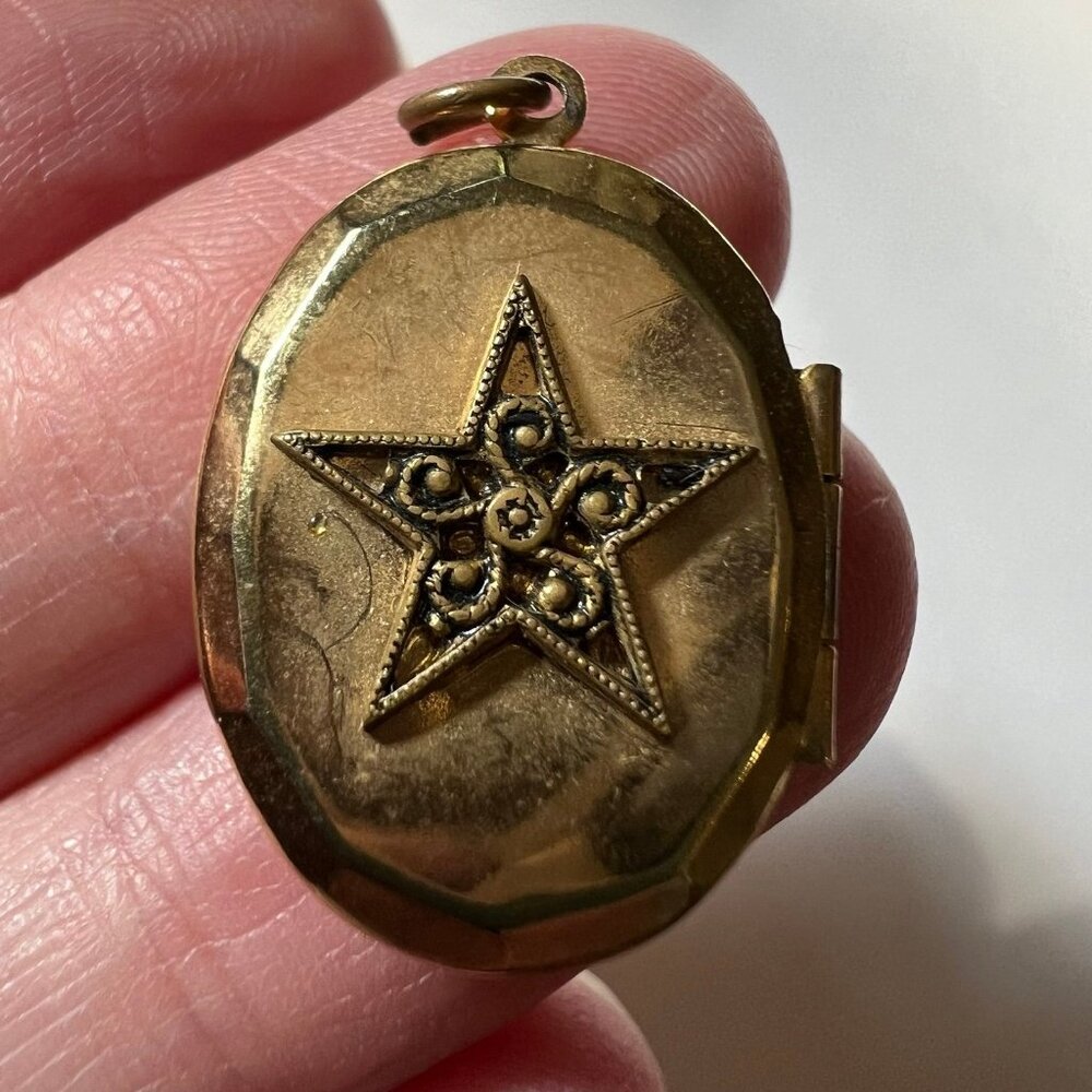 Vintage Oval Locket Gold Tone Star Design - Gem
